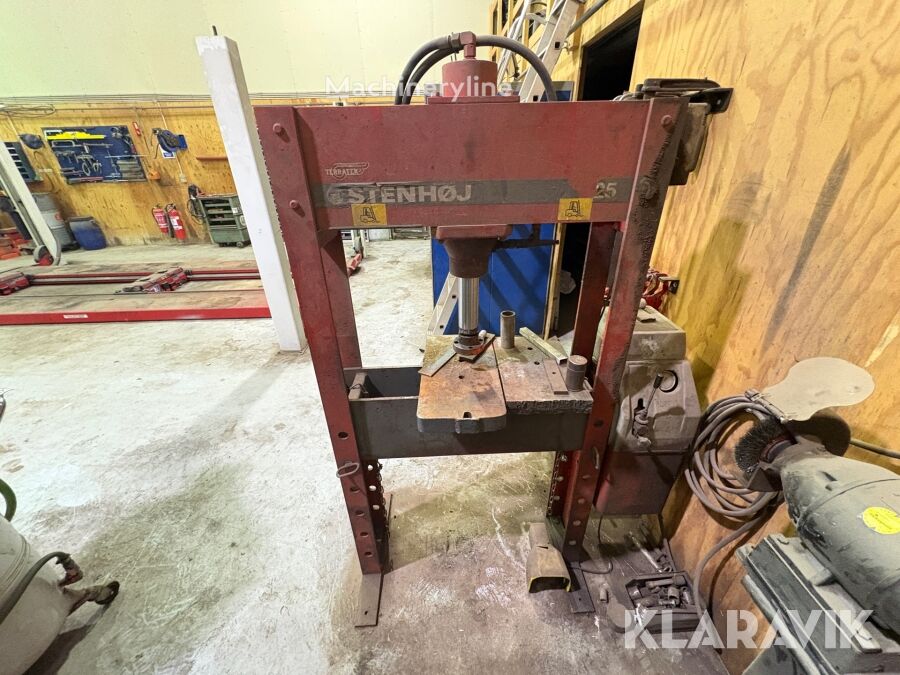 Prodaje se Stenhöj 25 tons hidrauličnu presu na aukciji