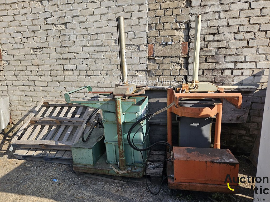 Prodaje se Orwak balirku za papir na aukciji
