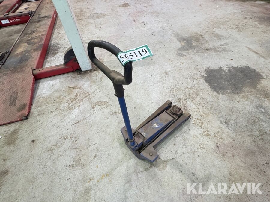 Prodaje se AC 2000 kg hidrauličnu dizalicu na aukciji