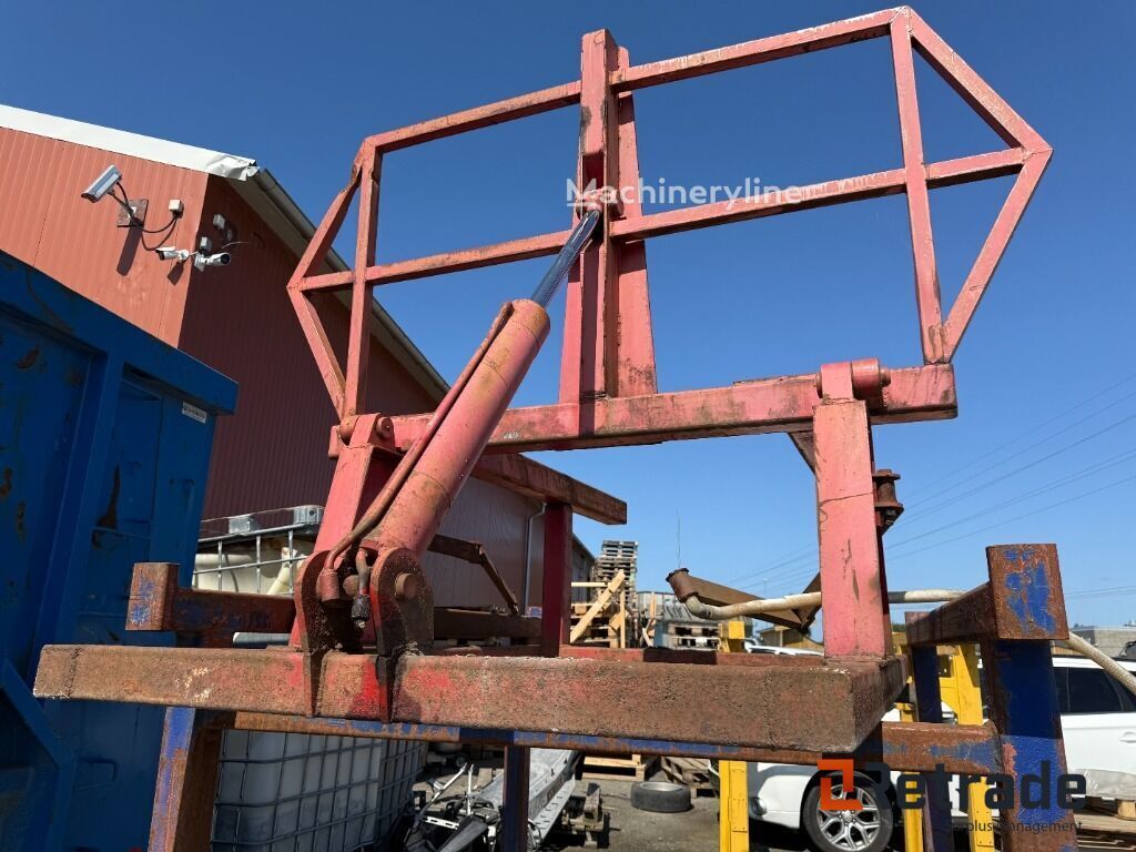 Prodaje se løftebukk hydraulisk dvostubnu dizalicu na aukciji