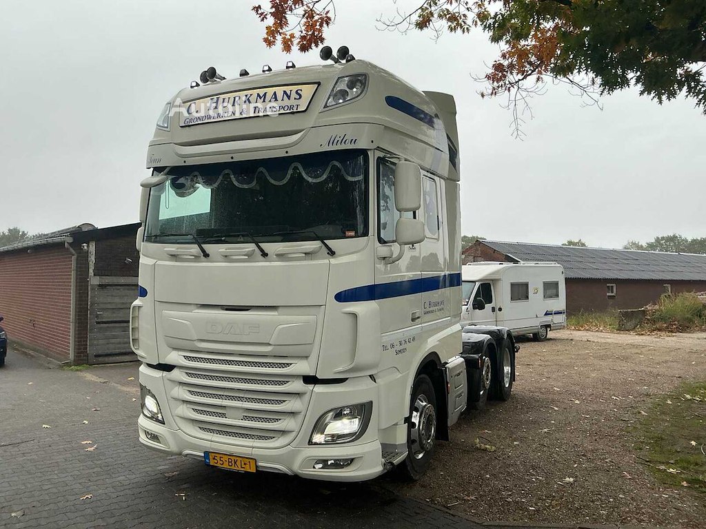 Prodaje se DAF XF F7 BH tegljač na aukciji