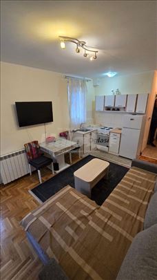Nameštena garsonjera na Ledinama. Novi Beograd