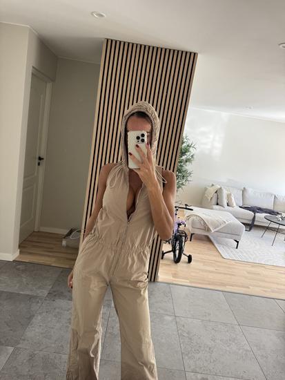 Zara nude jumpsuite sa kapuljacom