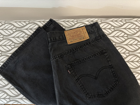 Levis crne farmerke