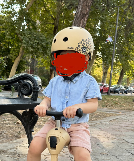 Scoot and Ride leopard kaciga