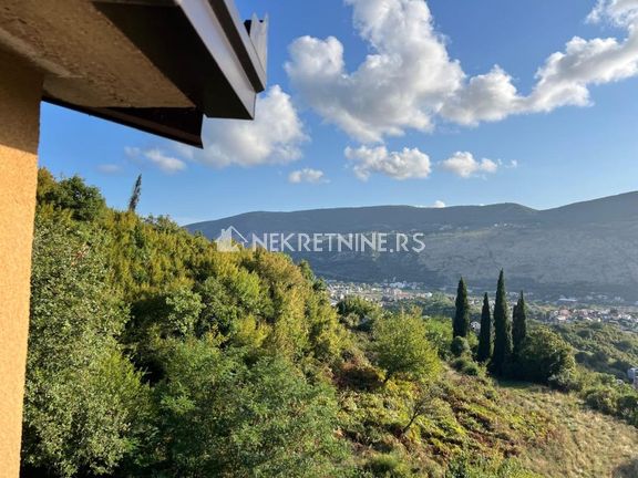 Troetažna renovirana kuća sa pogledom na zelenilo, Herceg Novi, Sušćepan