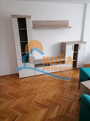 Izdaje se trosoban stan na Bulevaru Nemanjića, 8