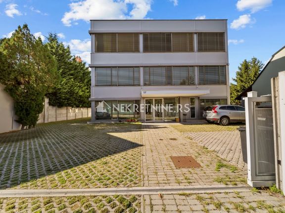 Moderna poslovna zgrada u Bratislavi – kapija ka evropskom tržištu, sa magacinom i smeštajem