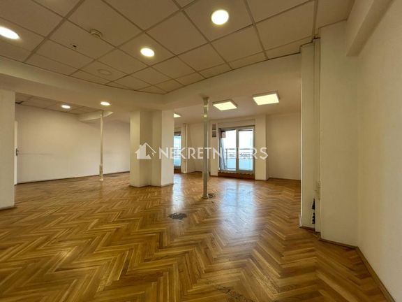 Izdaje se 400m2+Parking–Centar grada,Dom omladine ID#2376