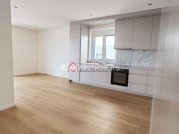 Potpuno nov. Panoramski pogled. Garaža