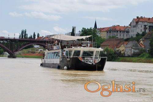 Turistički brod i restavracija - katamaran