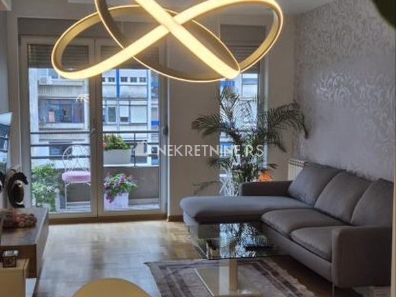 Izdavanje dvosobnog stana 55m² – Crveni Krst, moderno uređen, centralno + garažno mesto