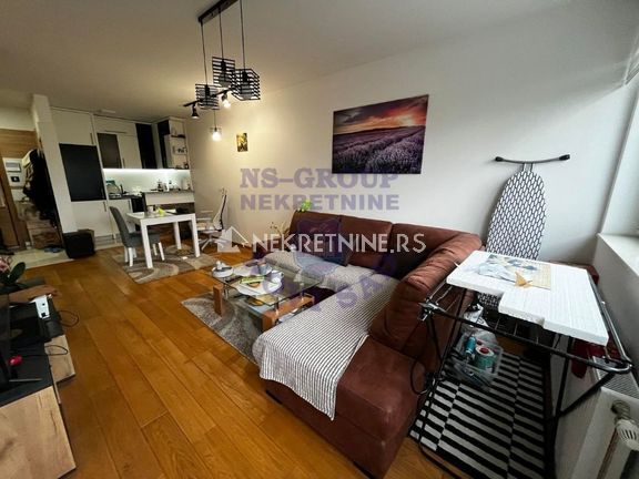 Na Grbavici se izdaje jednoiposoban stan površine 46m2 smešten u novoj i moderno opremljenoj zgradi
