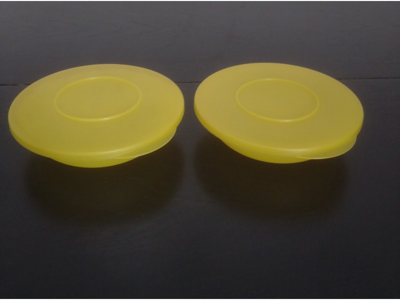Dve žute posude sa poklopcima Tupperware