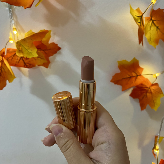 Charlotte Tilbury poznati pillow talk karmin