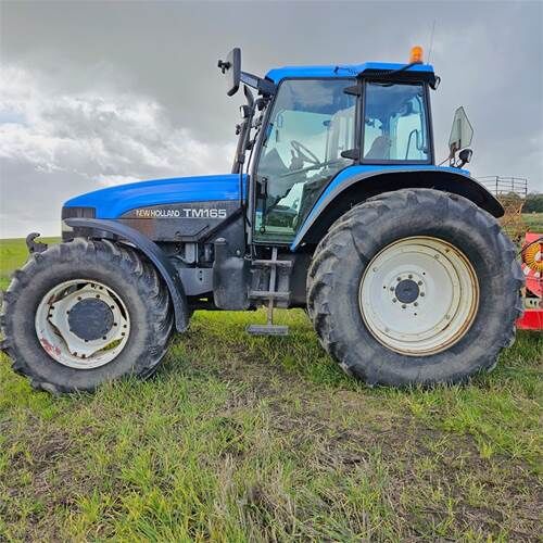 Prodaje se New Holland TM165 traktor točkaš na aukciji