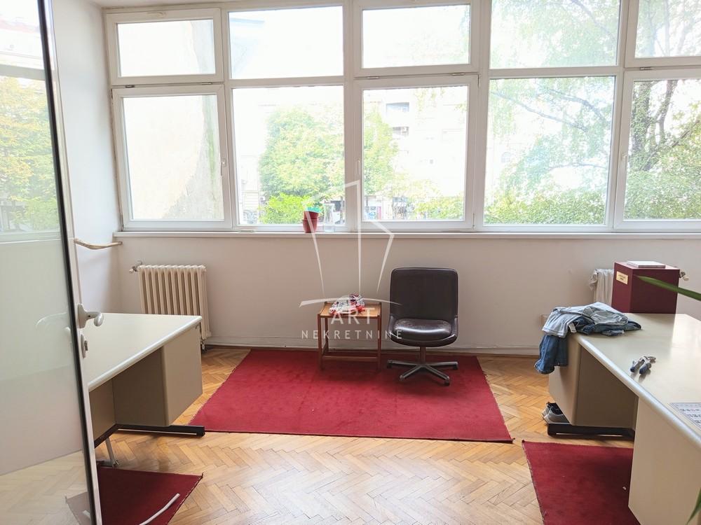 Knez Mihailova, 110 m2, 3 garažna mesta ID#12514 1.400 €