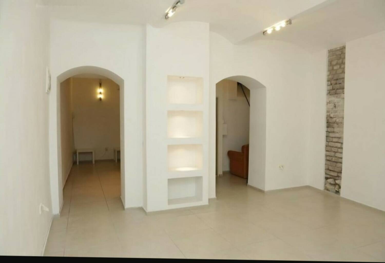 Cara Uroša, lokal u prizemlju, 38m2