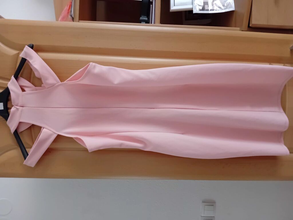 Elegantna svetloružičasta haljina - Kroj: uska silueta, dužina iznad