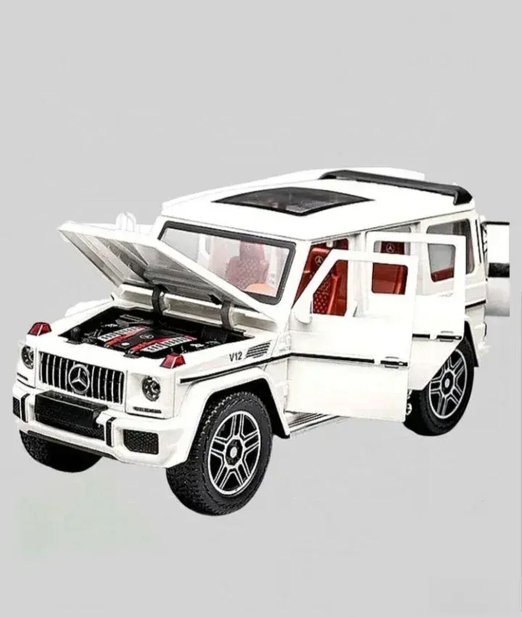 Mercedes g63 1:18 metalni sa svetlecim farovima. mercedes g63 1:18