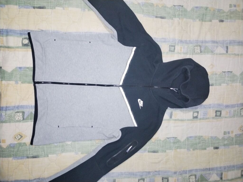 Tech fleece gornji deo vel M - Model: duks na rajsferšlus, sa