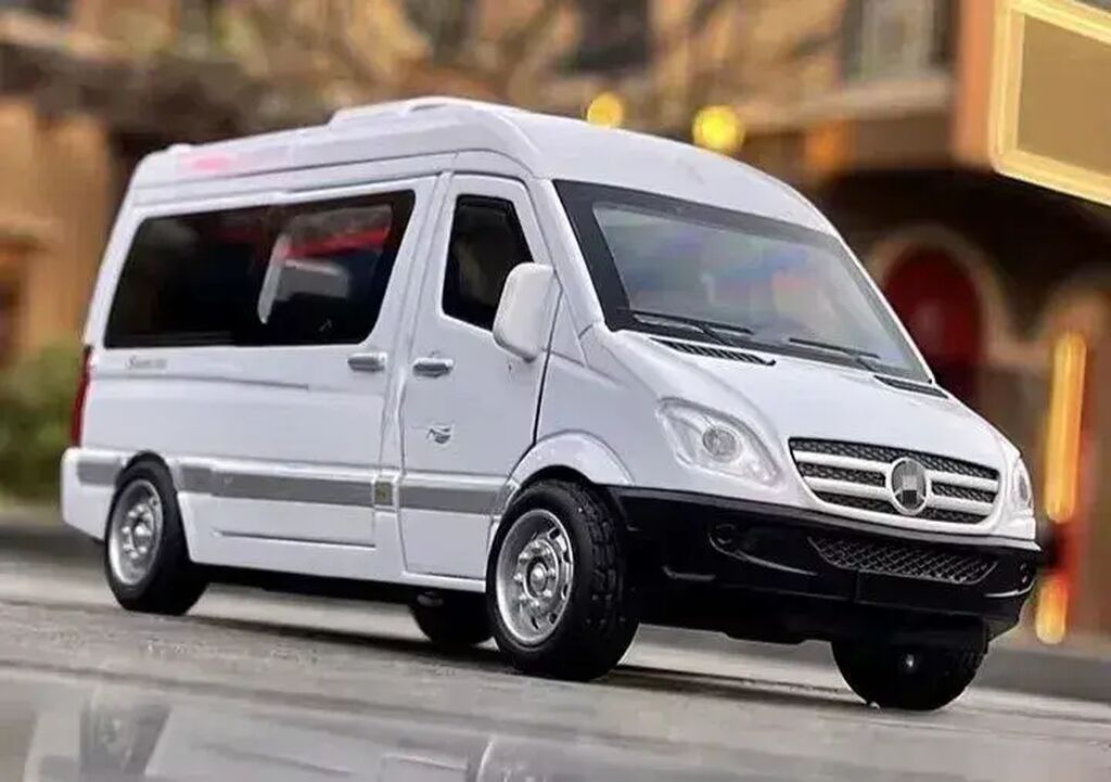 Mercedes sprinter kombi 1:32 metalni model sa svetlom i zv. mercedes