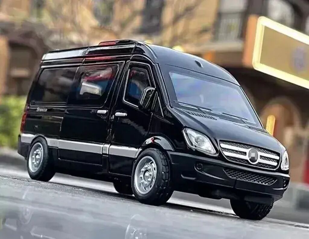 Crni mercedes sprinter mini van 1:32 kolekcionarski model. crni