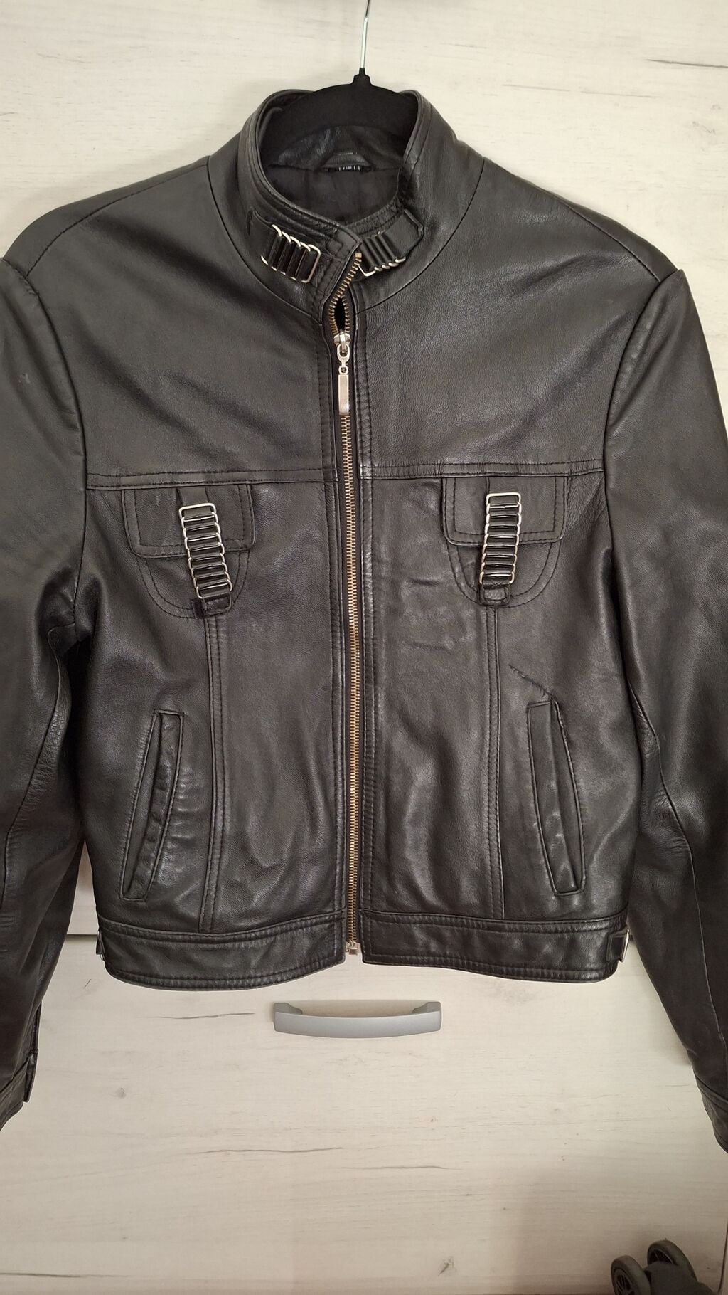 Ženska kožna jakna, crna, motociklističkog/biker stila.(feler mali