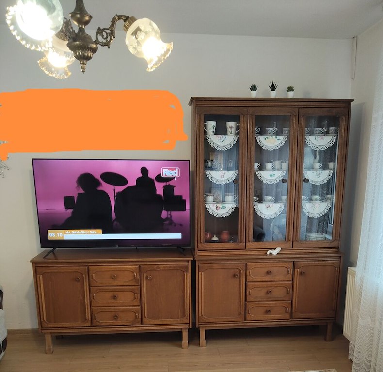 Drveni dnevni sobni regali – 2 komada (komplet) Vitrina. I odlicnom
