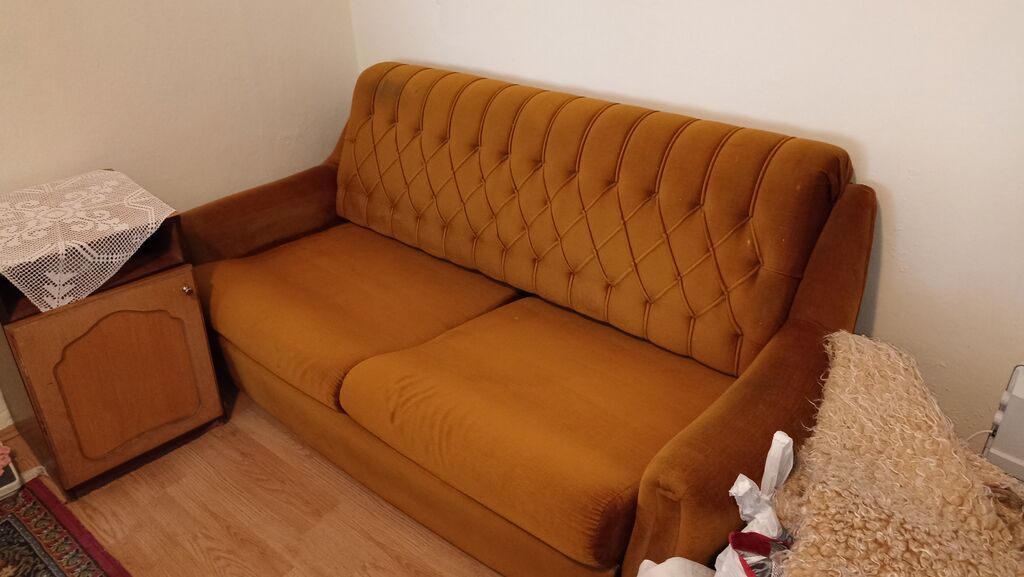 Retro dvosed na razvlačenje, somot/pliš u toploj zagasito‑oker boji