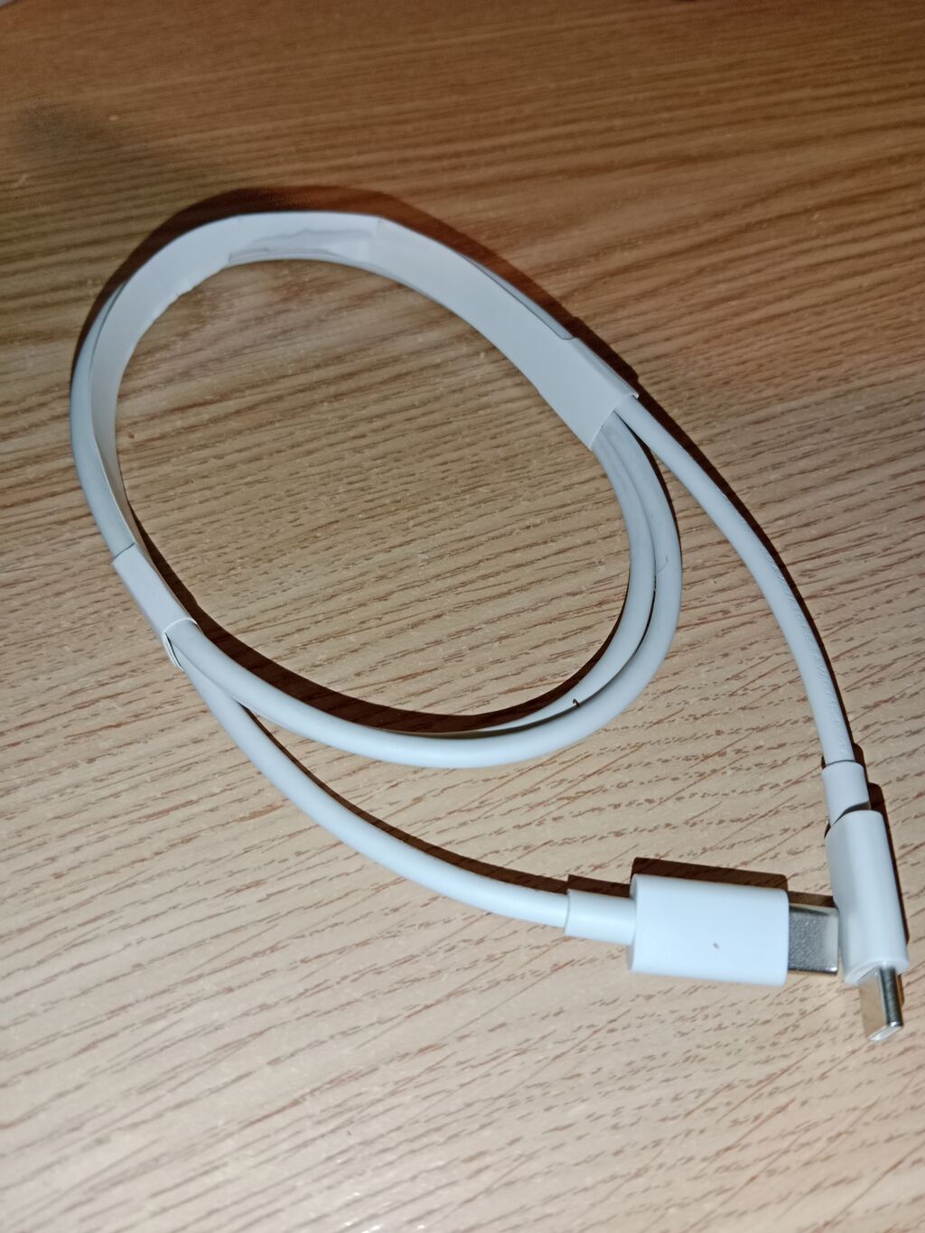 USB-C na USB-C kabl za punjenje i prenos podataka - Konektori: USB