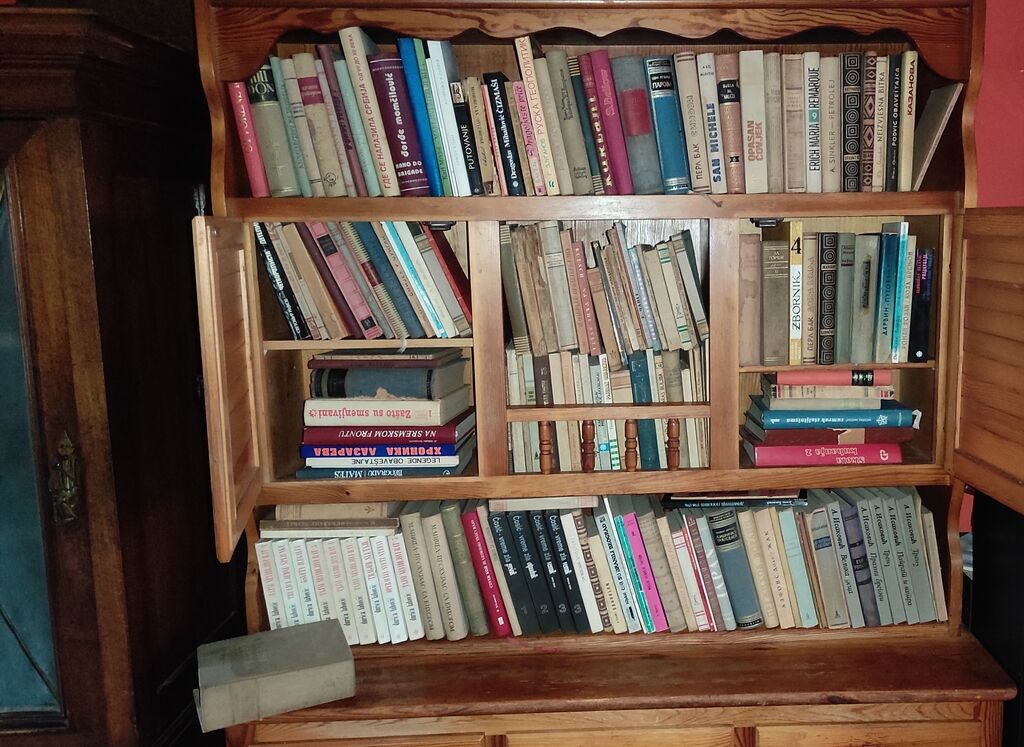 Velika kućna biblioteka –oko 180 knjiga. Raznovrstan paket knjiga na
