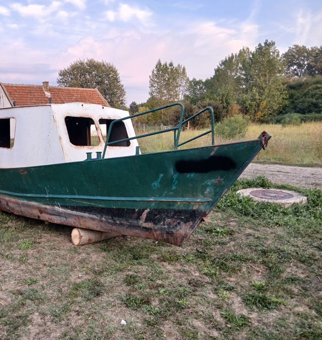 Čelični rečni čamac sa kabinom bez papira - Materijal: čelični trup -