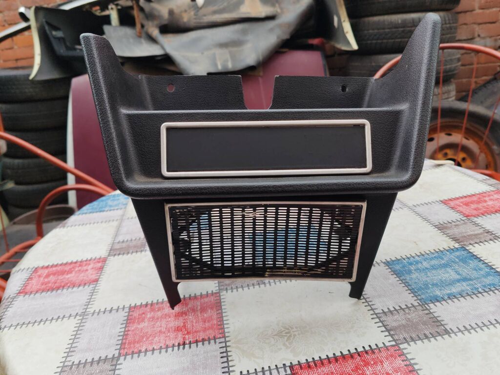 Srednja konzola Lada 2103, Lada 2106. Polovno, ocuvano. Skinuto sa