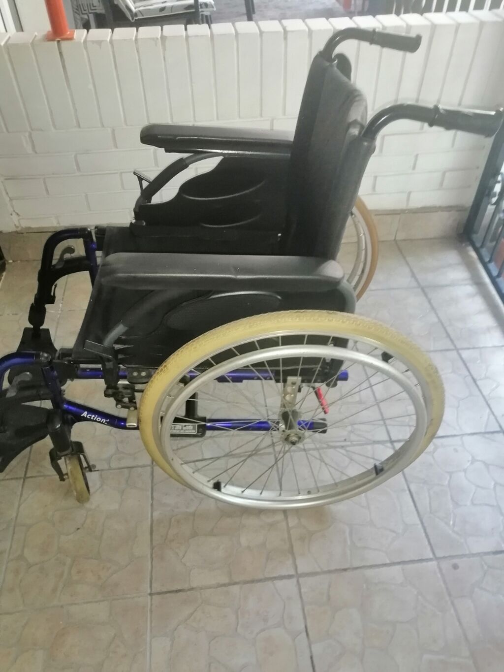 Invalidska kolica u odlicnom stanju. Potrebno je samo da se zameni