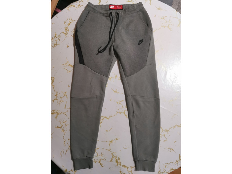 21. NIKE MUSKE VRH TRENERKE vel XS