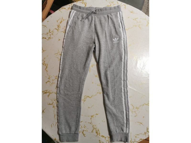 22. ADIDAS VRHUNSKE TRENERKE vel S,M