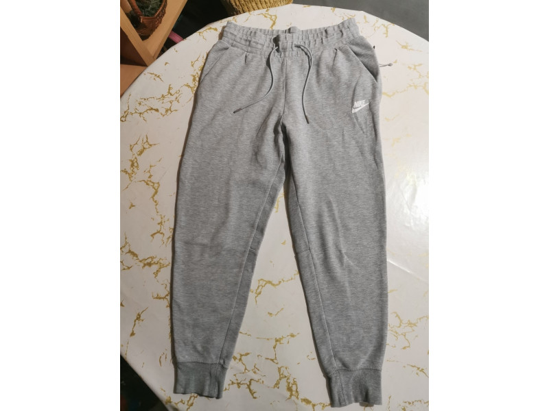 23. NIKE MUSKE TRENERKE vel S