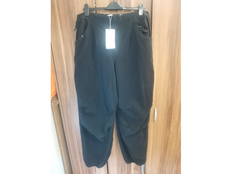 Bershka, muške pantalone, vel XL, sa etiketom