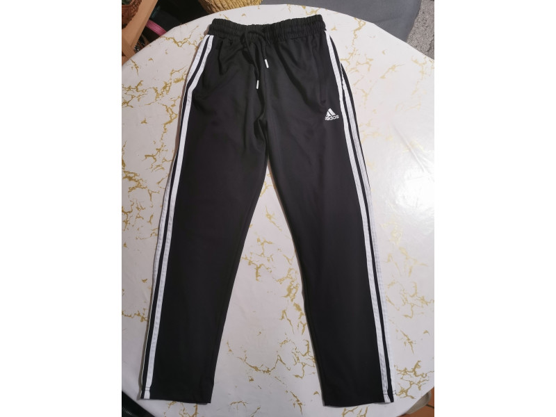 20. ADIDAS IZVANREDNE TRENERKE vel M