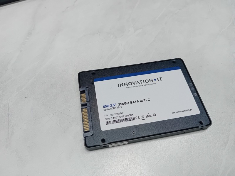 ssd 256gb sataIII Innovation it ispravan 2,5