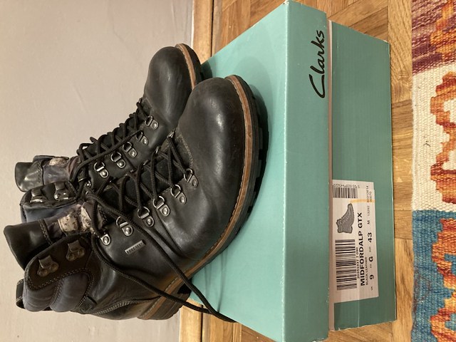Zimske duboke cipele Clarks