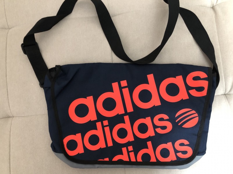 Adidas srednja, sportska preko ramena skoro nova