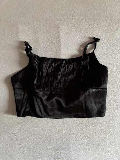 Zara crni svileni crop top