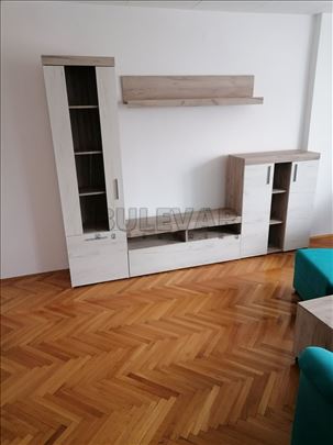 Izdaje se trosoban stan na Bulevaru Nemanjića, 8