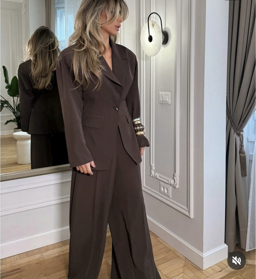 Mona sako braon i pantalone siroke