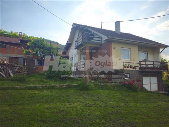 Na prodaju porodična kuća