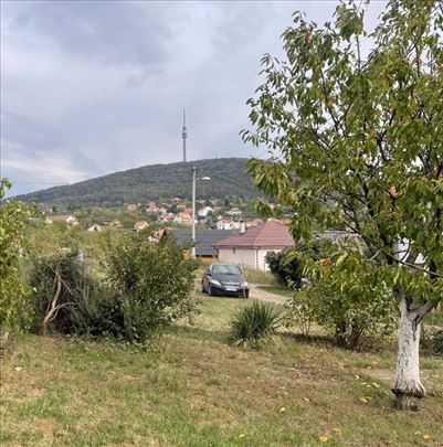 uknjizen plac sa kucom samo kes