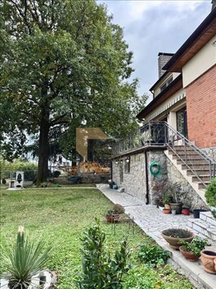 Umetnost življenja – kuća sa kaminom i dvorištem s