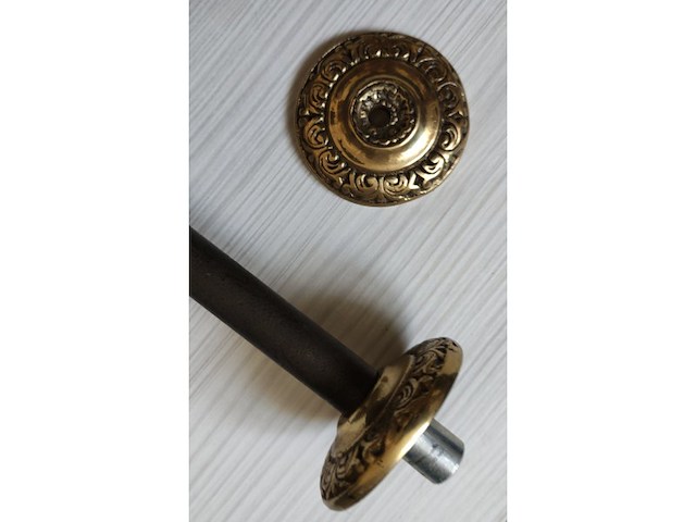 Vintage Šipka sa Mesinganim Detaljima